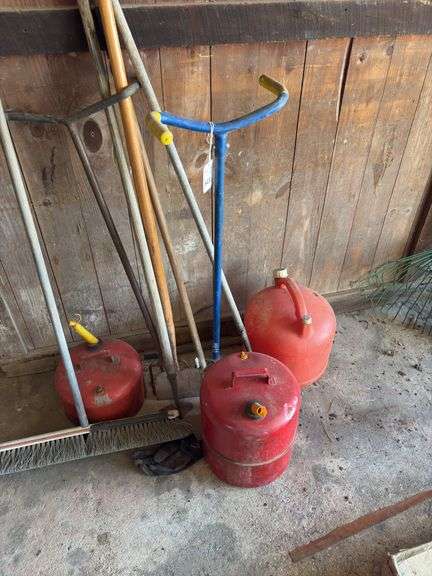 Gas can, broom, metal gas can, scraper, garden claw, misc. - Schmid Auction