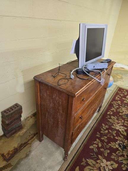 3 drawer dresser Sanyo 20"TV, power strip - Schmid Auction