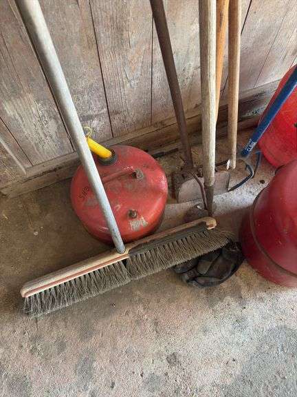 Gas can, broom, metal gas can, scraper, garden claw, misc. - Schmid Auction