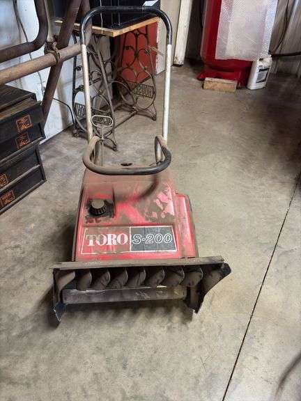 Toro S-200 Gas Snow Blower, pull start. - Schmid Auction