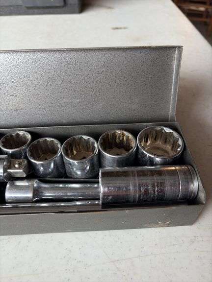 Duralast 1/2'' Drive Socket Set and rachet, extensions and swivels ...