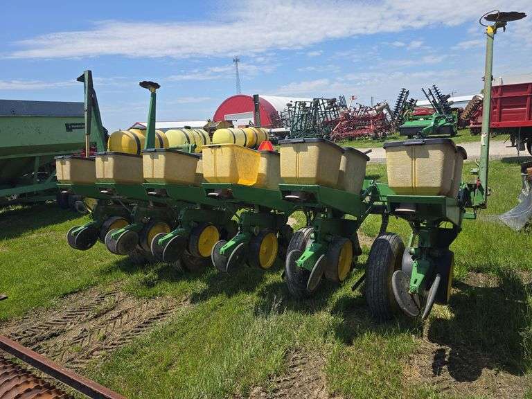 John Deere 7000 6 row planter, monitor, corn, and bean cups - Schmid ...