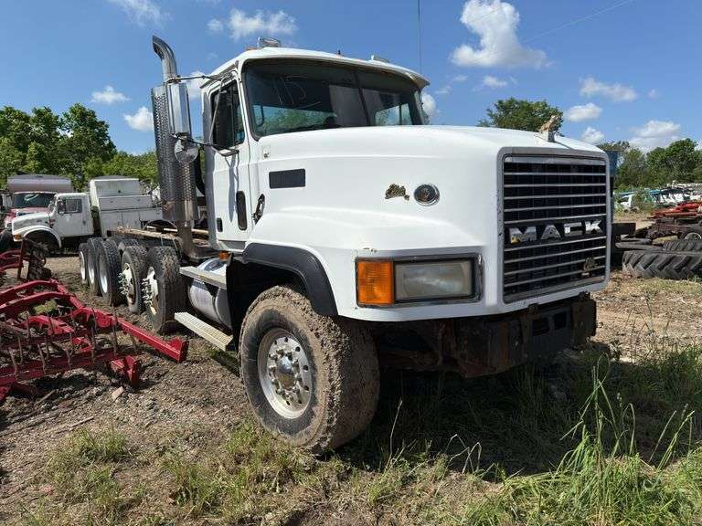 2005 Mack Semi, starts and runs, needs new drive shaft, 24ft frame ...