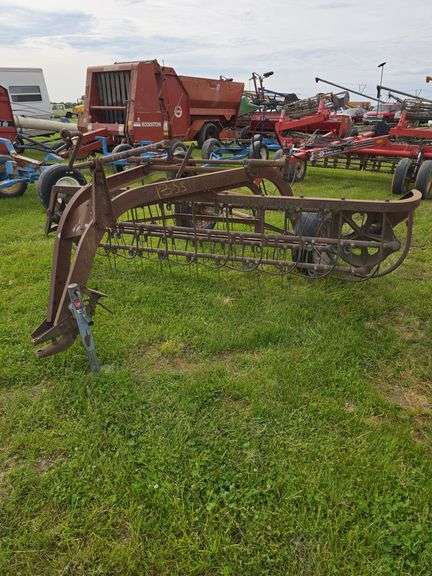 New Idea hay rake - Schmid Auction