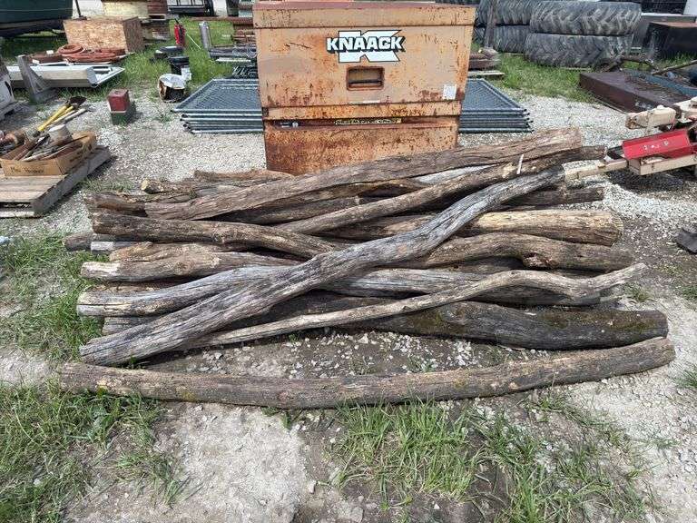 30 hedge fence posts - Schmid Auction