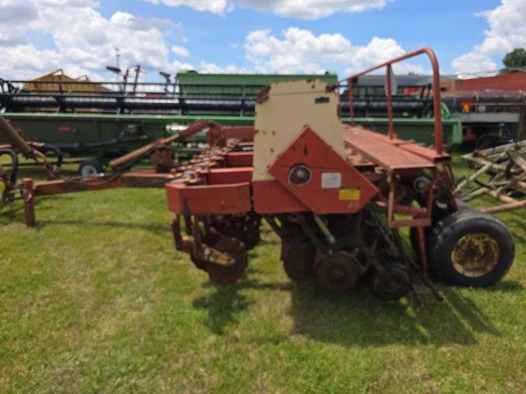 15ft Krause 5200 Wheat Drill, pull type, 7 1/2'' spacing, tandem axle - Schmid Auction