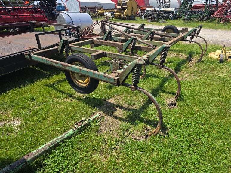3pt John Deere 1610 spring loaded chisel plow - Schmid Auction