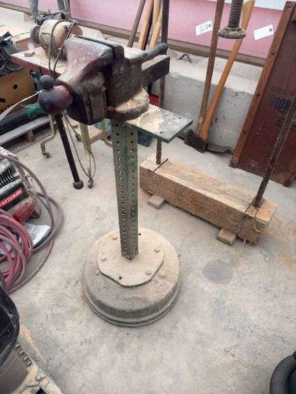 Vise on stand - Schmid Auction