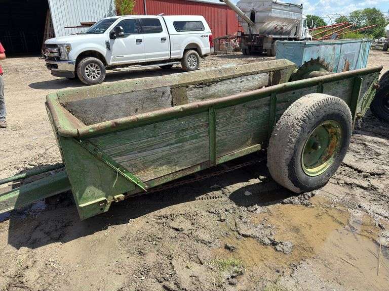 John Deere Manure Sprader, wood floor - Schmid Auction