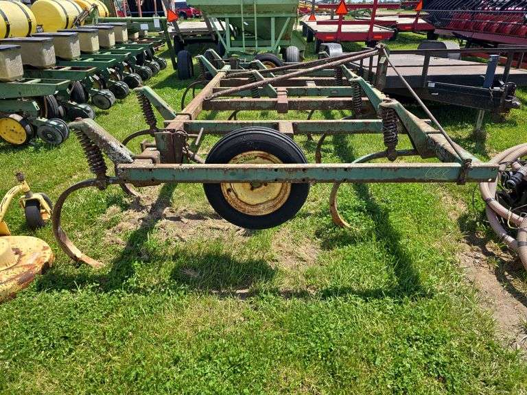 3pt John Deere 1610 spring loaded chisel plow - Schmid Auction