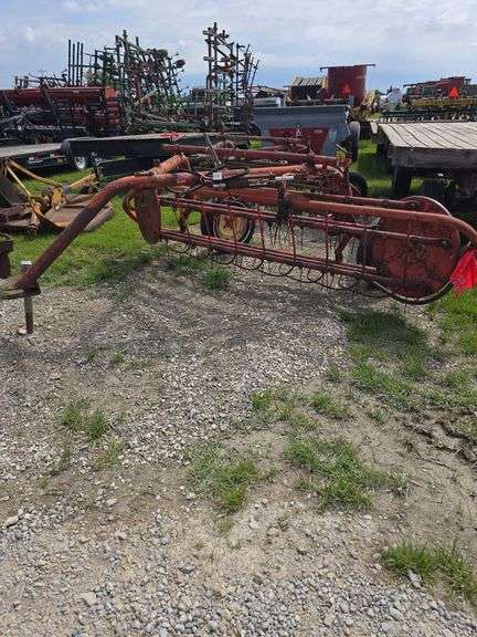 Massey Ferguson hay rake hydraulic lift with extra teeth - Schmid Auction