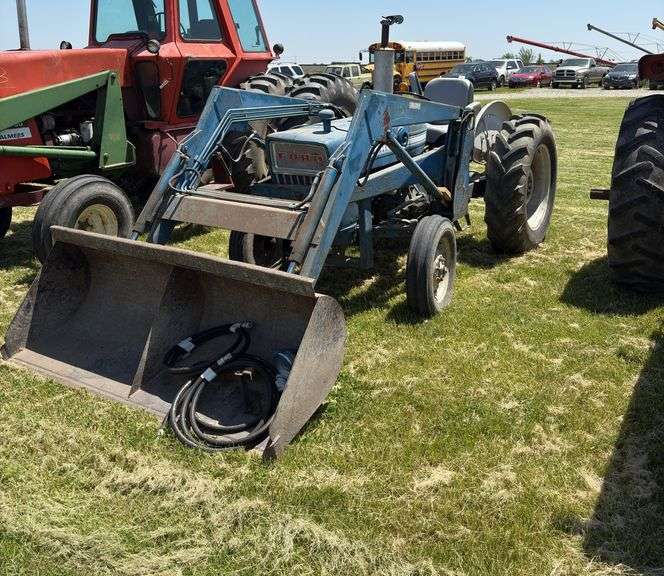 Ford 2000 tractor with loader, gas engine - Schmid Auction