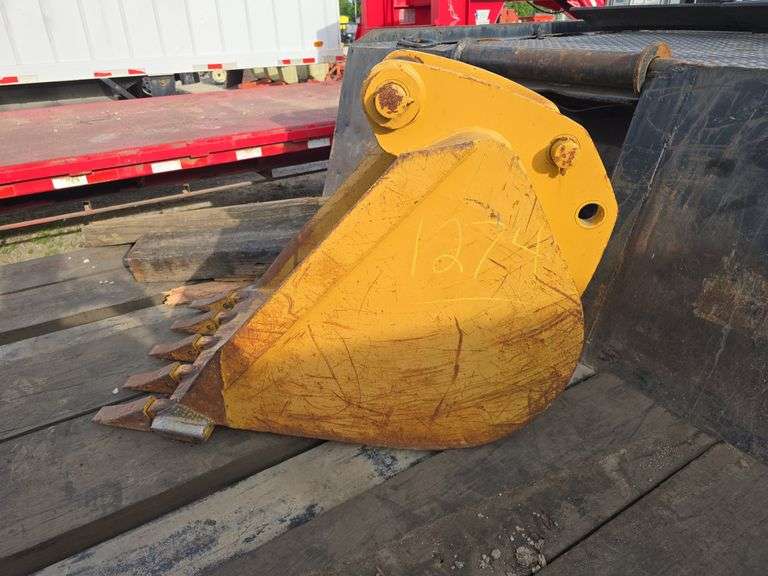 Cat Backhoe bucket, 24", all new teeth, good shape - Schmid Auction
