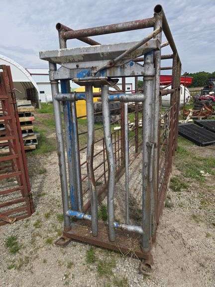 Cattle chute with auto head gate - Schmid Auction