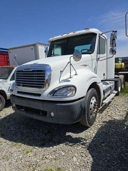 2005 Freightliner Columbia Semi, 602,553 miles, 8 Speed Manual Heat/AC ...