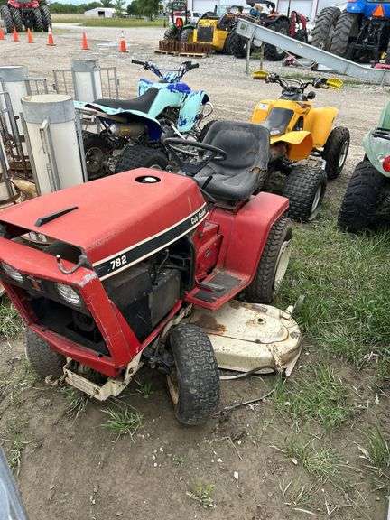 IH red cub cadet 782 lawn mower, not running - Schmid Auction