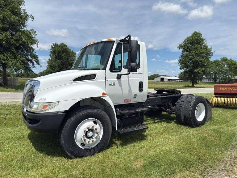 International 4300 Single Axle Semi, DT466, No Rust, good rubber ...