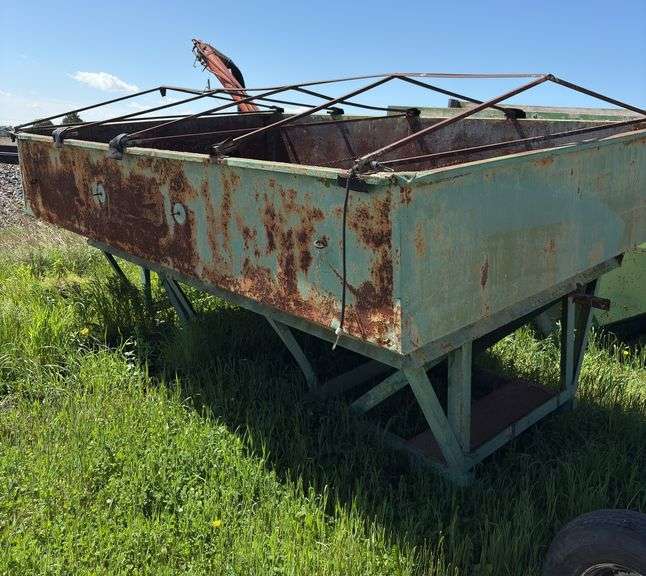 300 bushel Parker gravity box - Schmid Auction