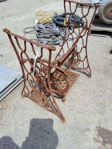 Singer Sewing Machine Stand - Schmid Auction