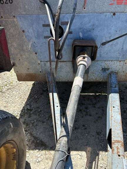 New Idea 3626 manure spreader - Schmid Auction