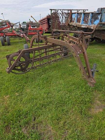 New Idea hay rake - Schmid Auction