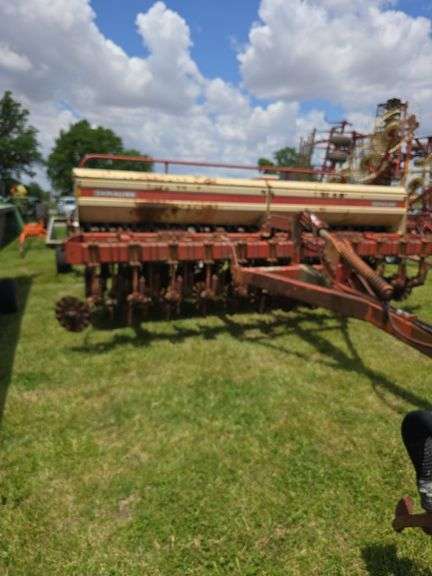 15ft Krause 5200 Wheat Drill, pull type, 7 1/2'' spacing, tandem axle - Schmid Auction