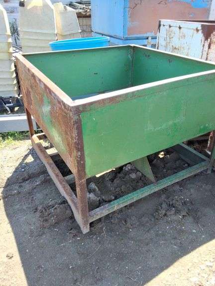Metal Center dump feed/seed bin - Schmid Auction