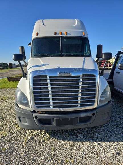 2014 Freightliner Cascadia 125 semi with sleeper, DD15 motor, 12 speed ...