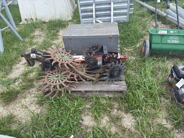 Pallet with cylinder and spike opener and misc - Schmid Auction