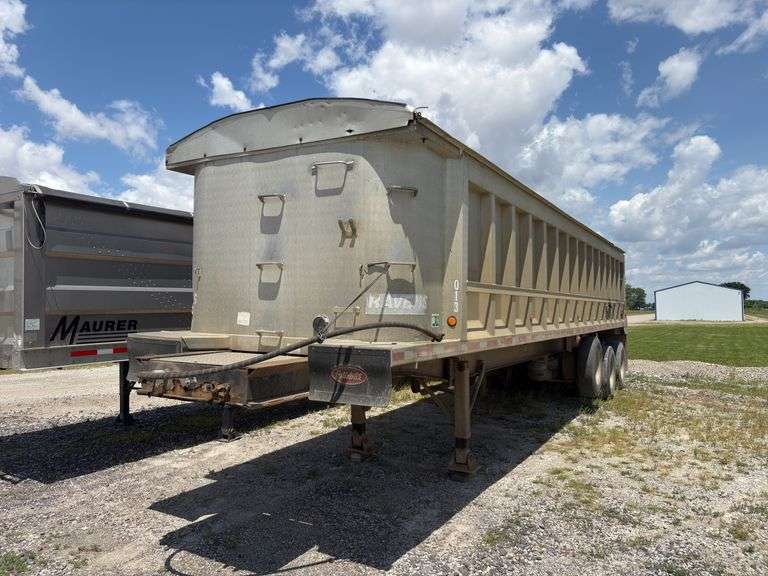 1989 34ft East tri-axle semi trailer, roll tarp, air ride, full liner ...