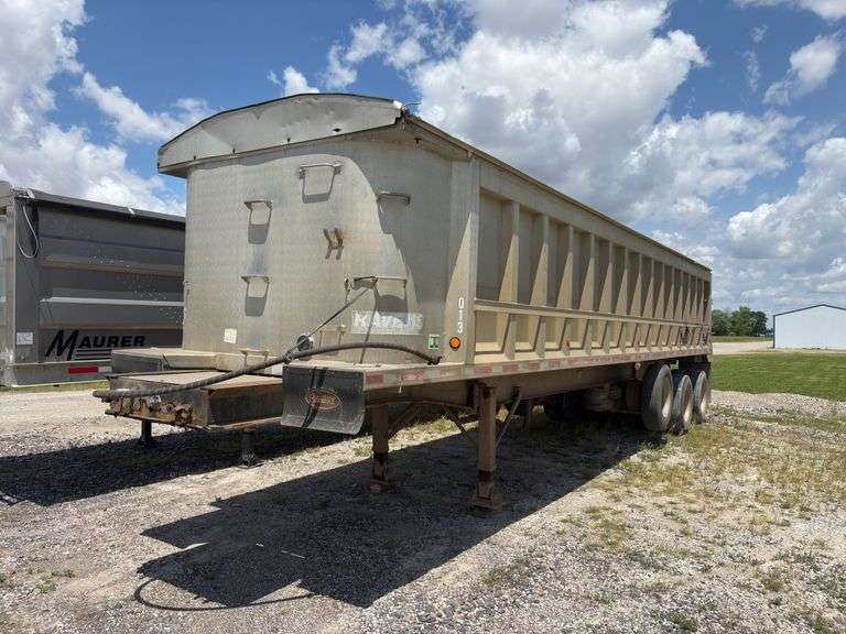 1989 34ft East tri-axle semi trailer, roll tarp, air ride, full liner ...