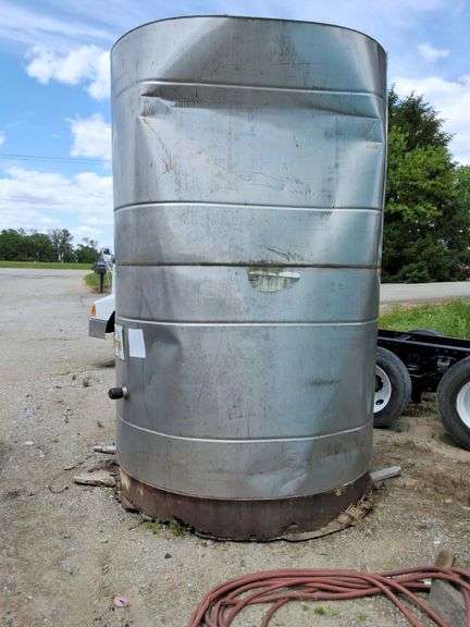 2850-Gal Stainless steel tank with dent was previous agriculture ...