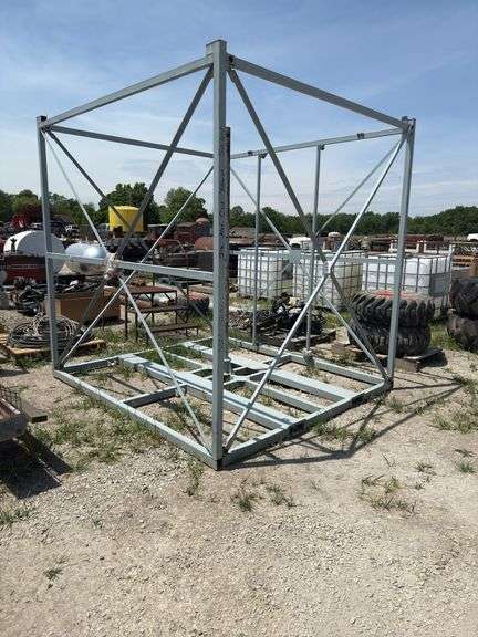Metal Crate with forklift with center pipe - Schmid Auction