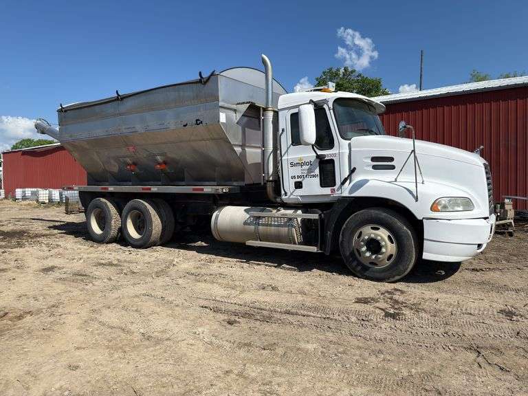 2007 Mack Tandem Axle Fertilizer Tender, Double Compartment, Roll Tarp ...