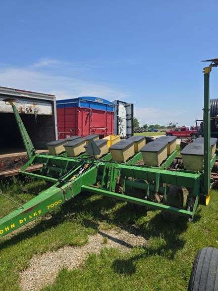 John Deere 7000 6 row planter, monitor, corn, and bean cups - Schmid ...