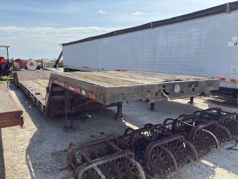 1982 53ft double drop semi trailer w/dove tail & ramps & outriggers ...