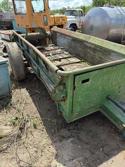 John Deere Manure Sprader, wood floor - Schmid Auction