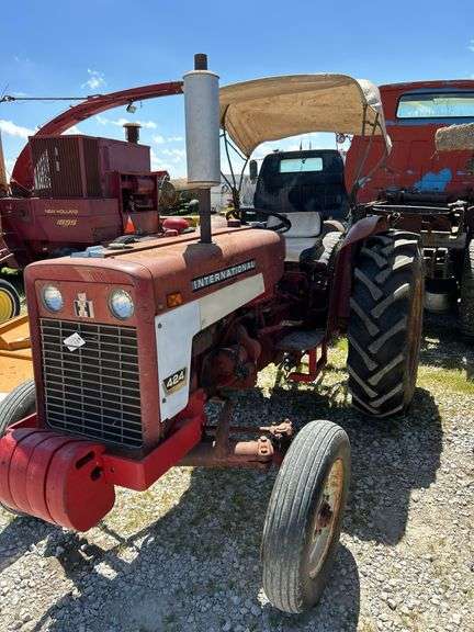 International 424 tractor 1,413 hrs. runs & starts good. - Schmid Auction