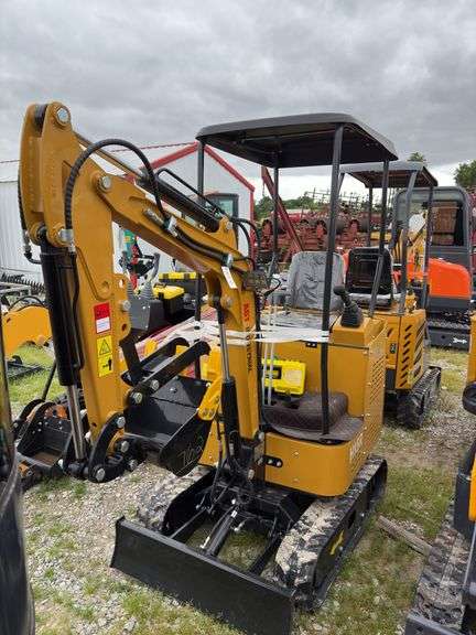 New 2024 AGT H15R mini excavator, 420cc Gas Engine, 8.6KW, 15IN Bucket ...