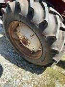 International 424 tractor 1,413 hrs. runs & starts good. - Schmid Auction