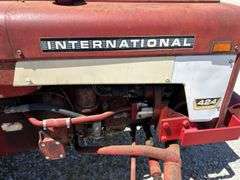 International 424 tractor 1,413 hrs. runs & starts good. - Schmid Auction