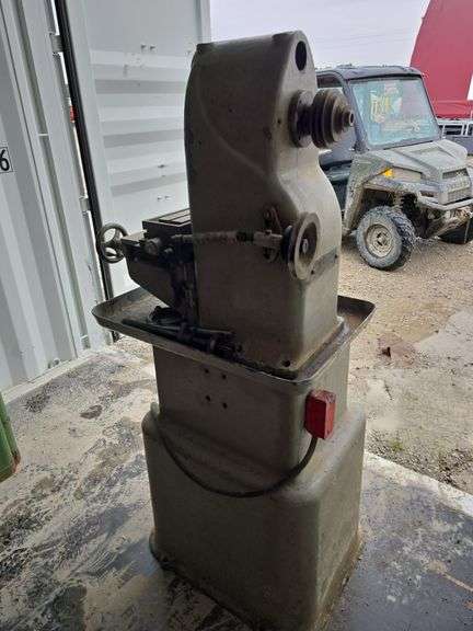 Vernon Milling Machine,was in working conditon, was disambled to get ...