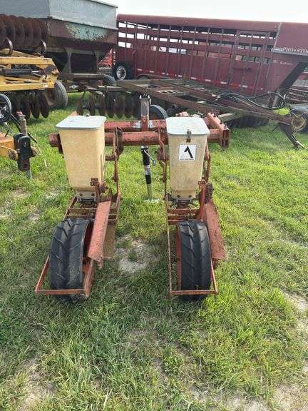 A/C 2 row planter with corn plates, 3pt hookup - Schmid Auction