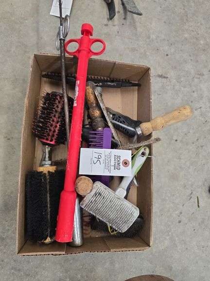 Livestock grooming supplies, brushes, combs, misc. - Schmid Auction