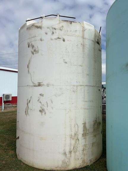 4500-gallon poly chemical tank - Schmid Auction