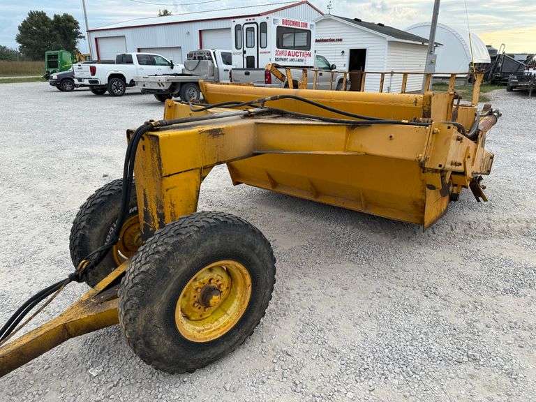 John Deere dirt pan Type 00700 s/n 000414 needs bolts for brackets to ...