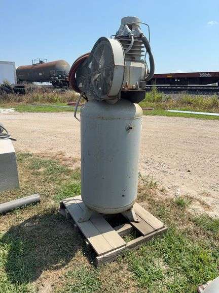 150-gallon upright air compressor - Schmid Auction