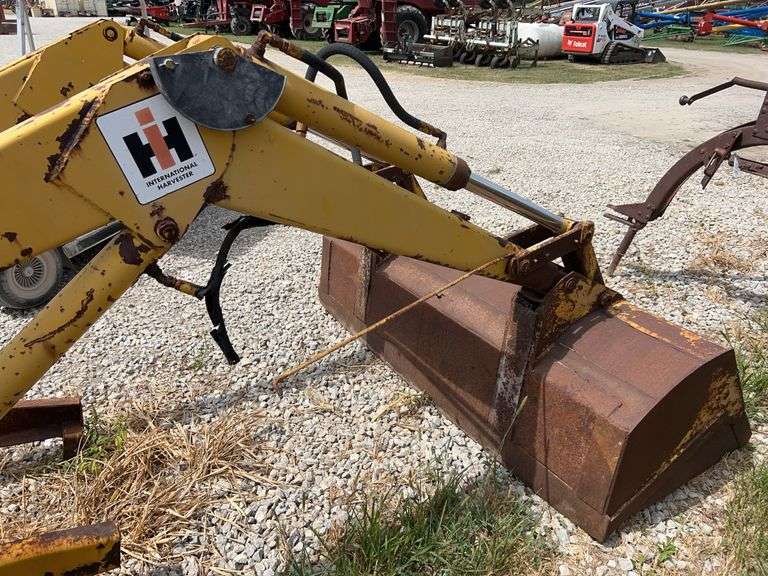 IH 2000 loader with bucket - Schmid Auction