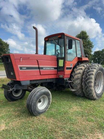 1982 International 5088 cabbed tractor, rear duals, s/n: 36811, runs ...