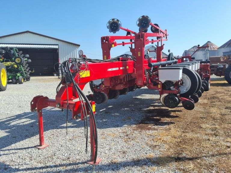 2014 Massey Ferguson 9800 16 Row Planter, Precision Planting V Drive ...